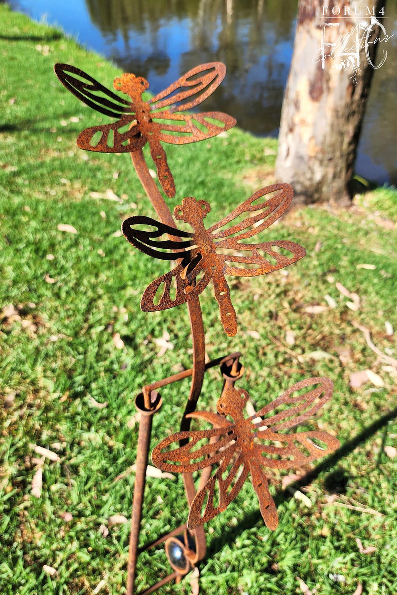 RUSTY DRAGONFLY ROCKING TOPIARY WITH BALL – Forum4 Collections