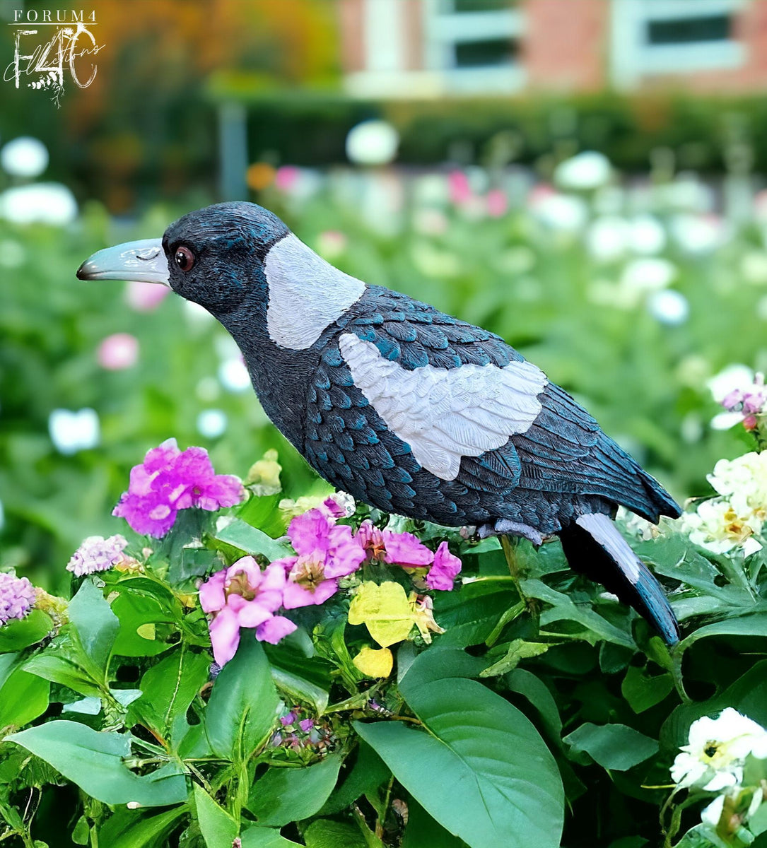 LARGE RESIN MAGPIE ON A STAKE – Forum4 Collections